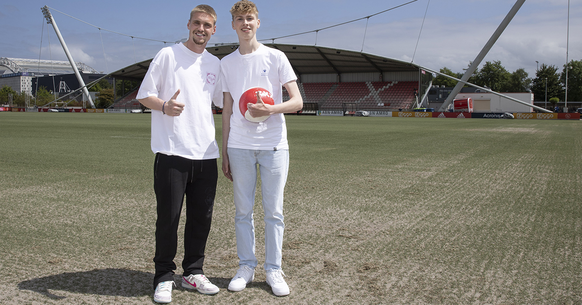 Dyon ontmoet en voetbalt met Ajax Jonge Schare-ambassadeur Taylor