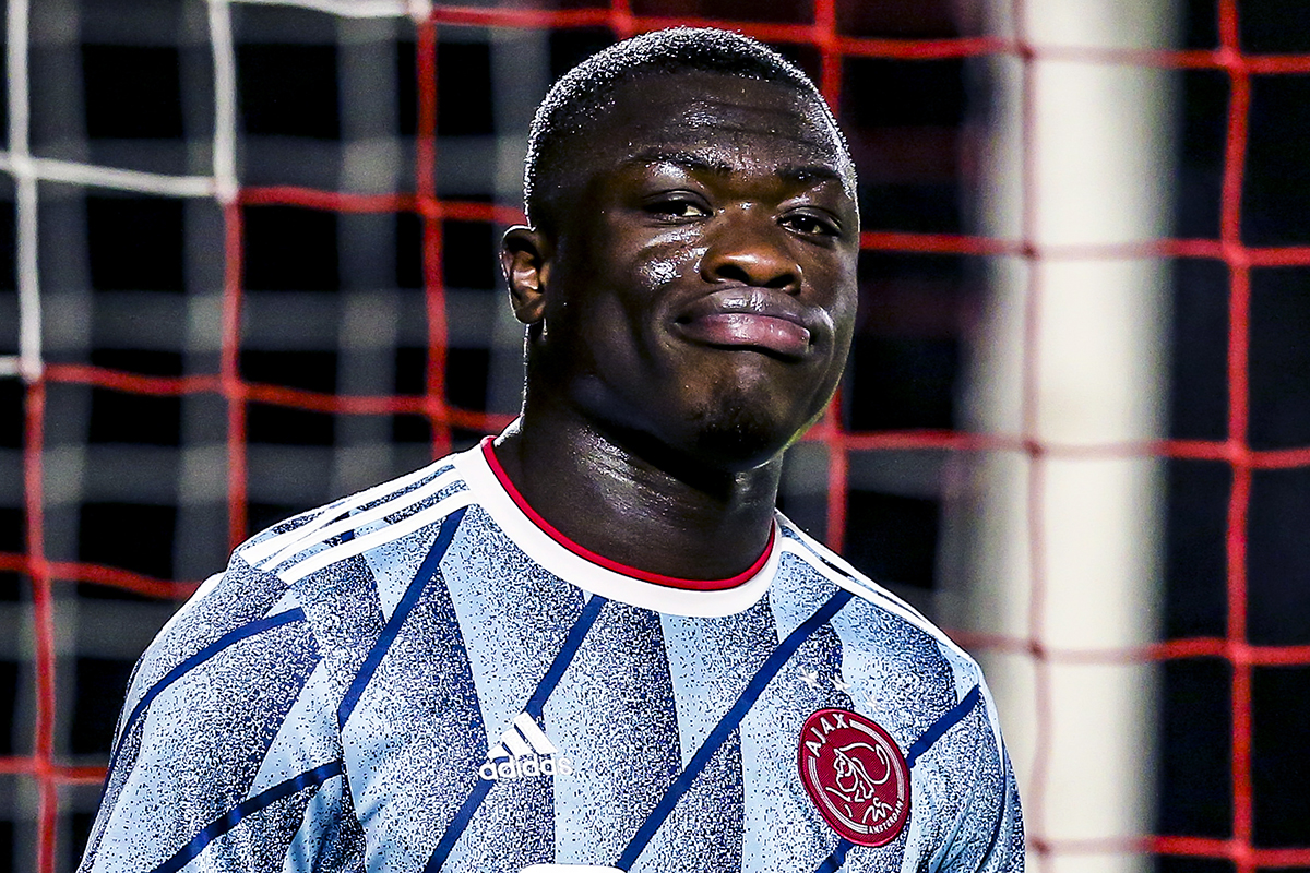 Halfuurtje is voor basisklant Brobbey genoeg om Jong Ajax te helpen