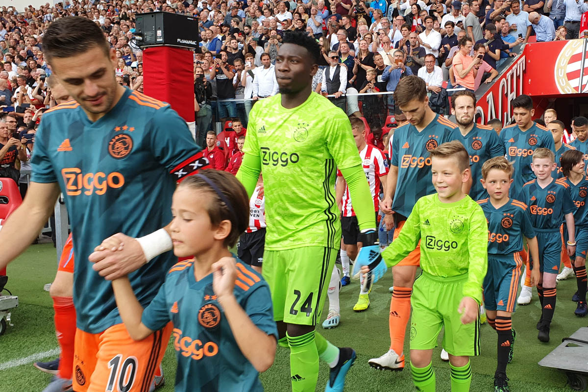 Word mascotte bij topper AZ - Ajax! - Supportersvereniging Ajax