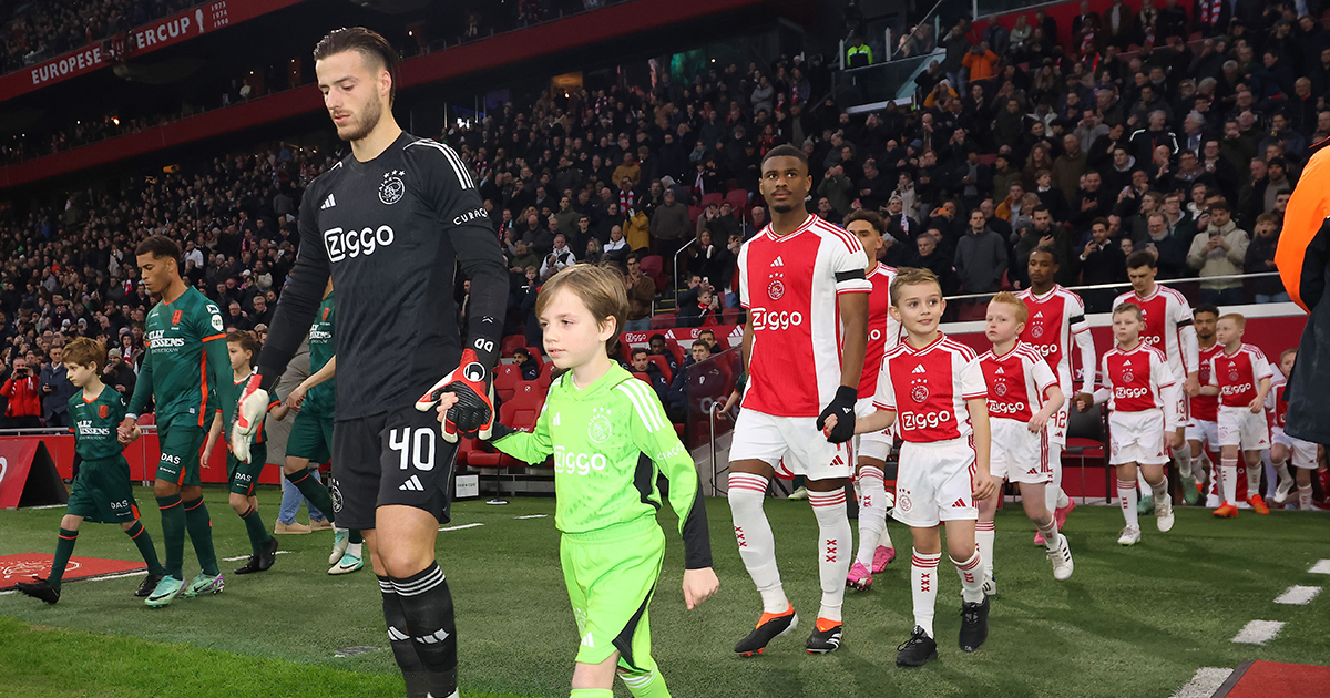 Word mascotte bij Ajax - NEC!
