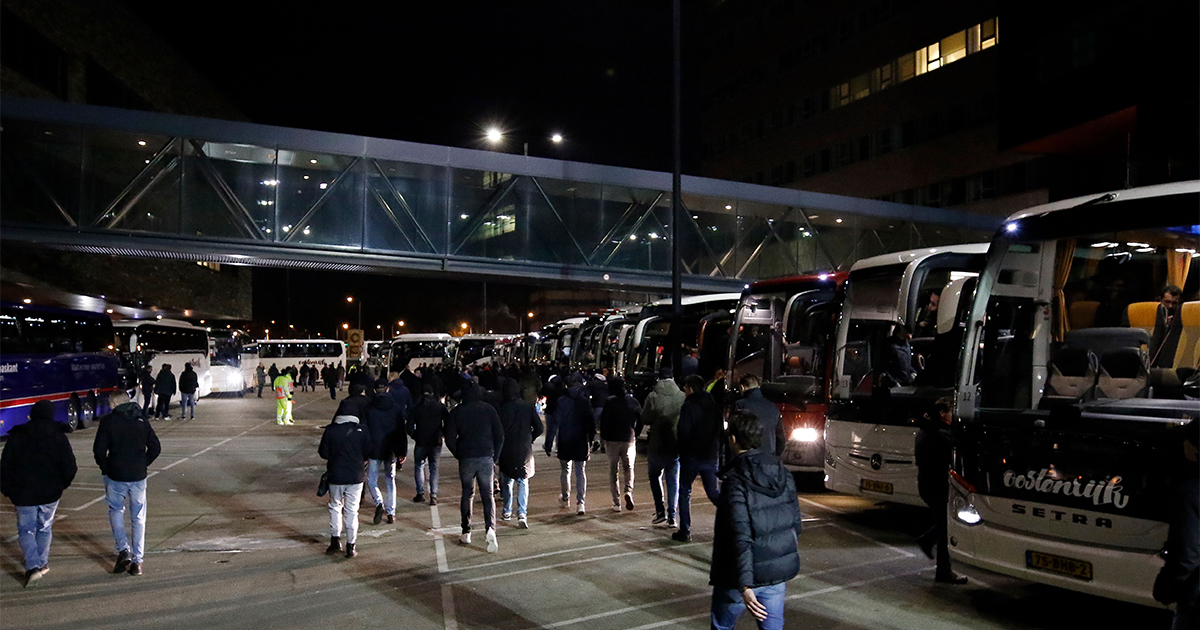 Handige SV Ajax-bus rijdt via Sloterdijk naar uitduel met Hercules