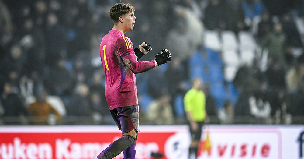 Jong Ajax dankt doelman De Graaff bij zege op De Graafschap