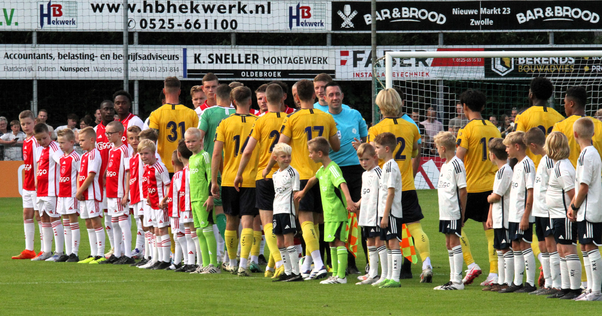 Word mascotte bij oefenduel tussen Ajax en KV Mechelen!