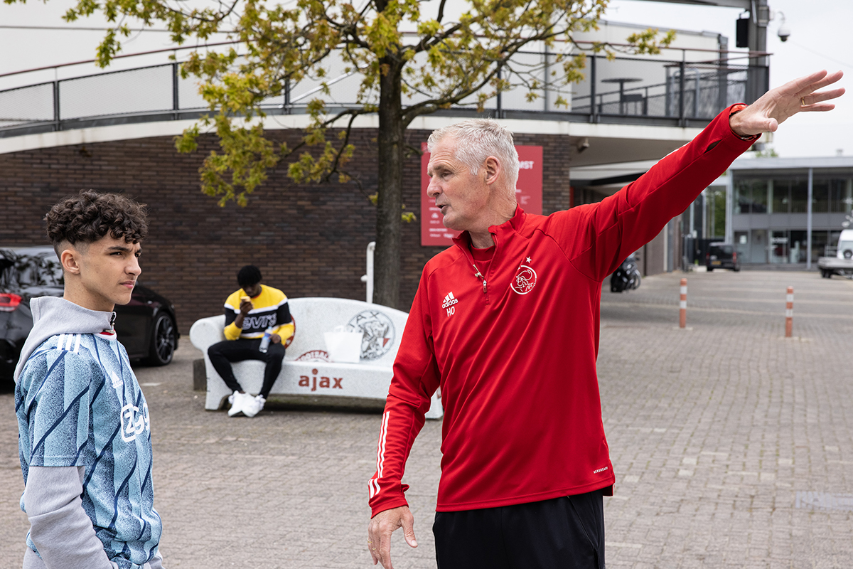 Ilias (14) ontmoet en voetbalt met breedlachende Gravenberch op De Toekomst