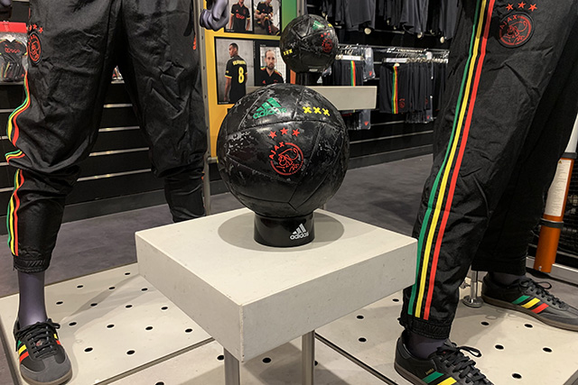 Ajax lanceert speciale rasta-kledinglijn bij derde shirt