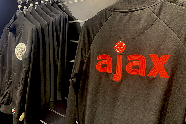 Ajax lanceert nieuwe kledinglijn met oude logo en letters De Meer