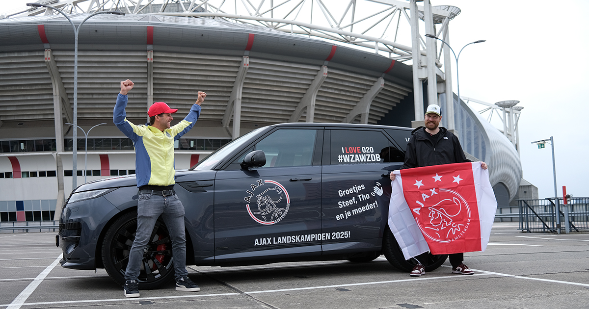 Kijktip: StukTV tovert auto van PSV-maatje stiekem om tot Ajaxbolide