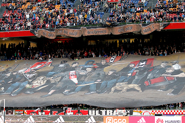 F-side is jarig en trakteert Arena op fraai spandoek ...