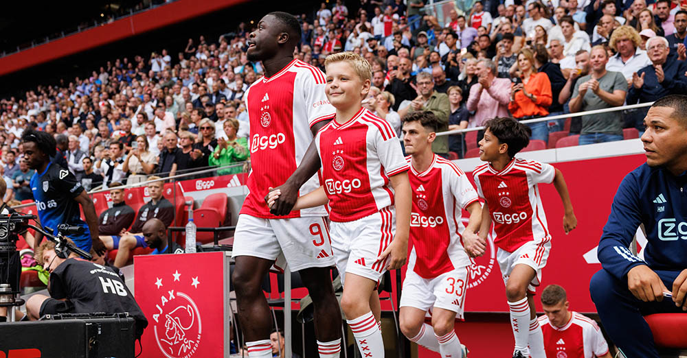 Ontwerp cover Ajaciedjes en word mascotte bij Ajax - Feyenoord!