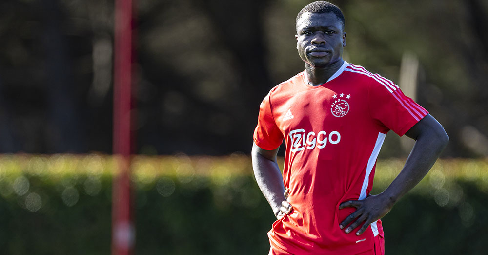 Brobbey doet een ‘Zamoranootje’ en krijgt rugnummer 18 toebedeeld