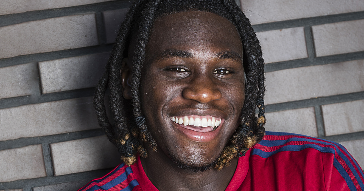 Vrolijke Bassey vertelt welke dingen een lach op zijn gezicht toveren