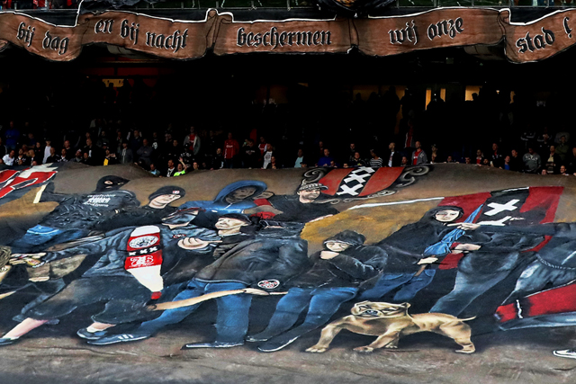 Making of spandoek Nachtwacht op de F-side - Supportersvereniging Ajax