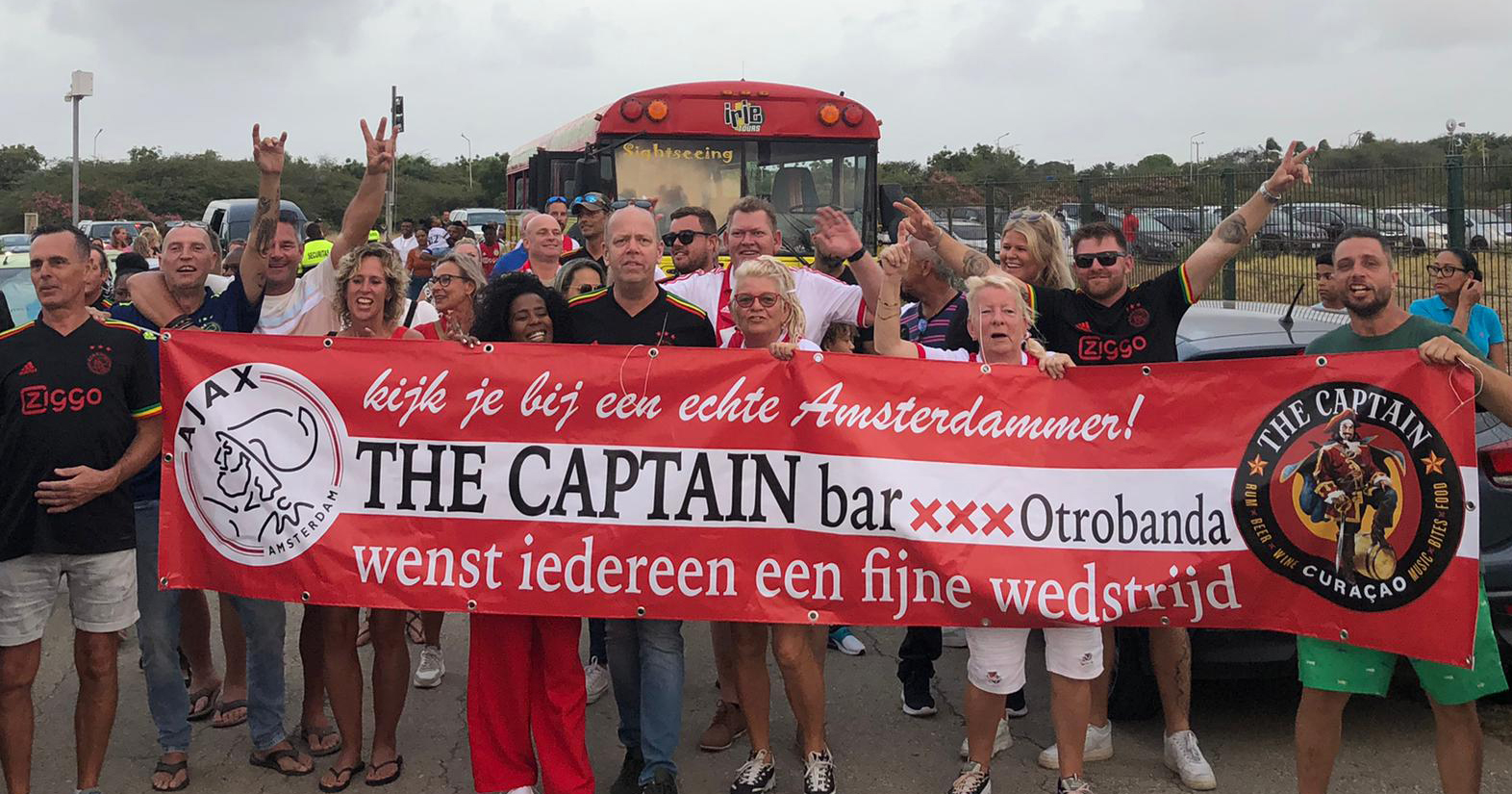 Met vijftig Ajacieden en partybus naar oefenduel op Curaçao