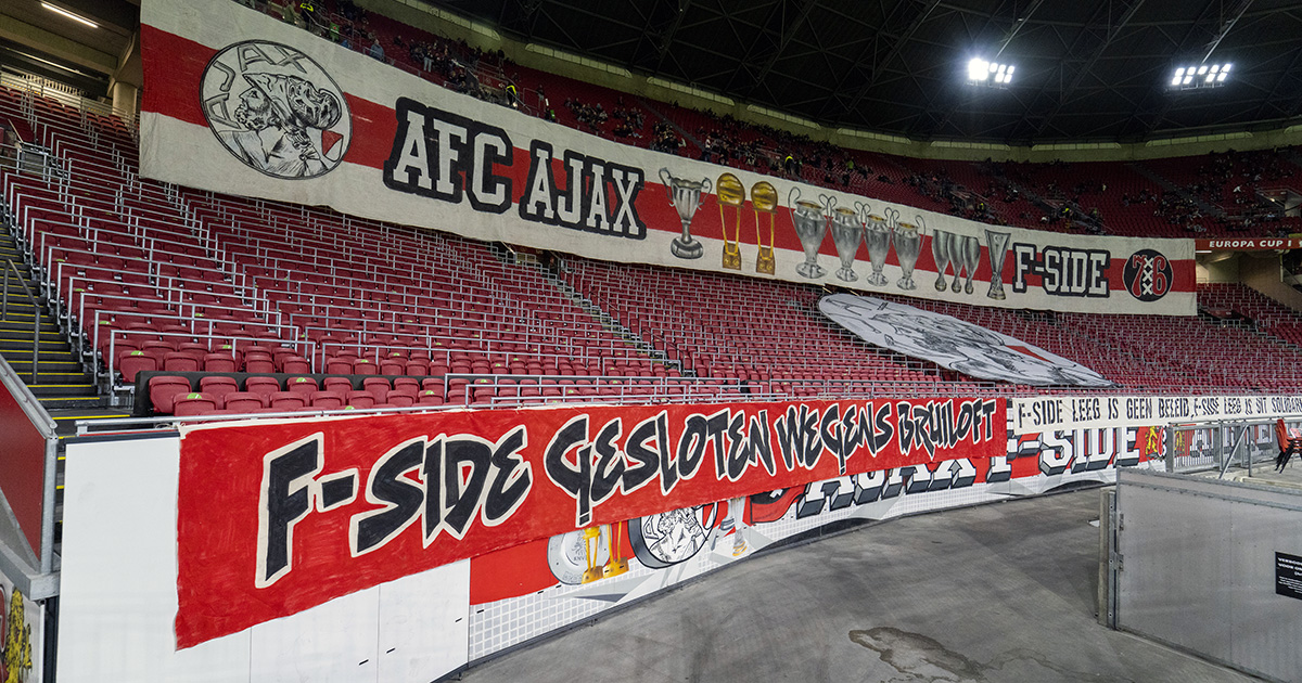 Afwezige F-side knipoogt via spandoek naar minister Grapperhaus