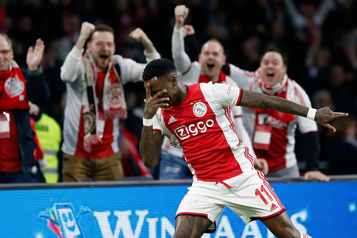 Juichen als een drietrapsraket tijdens Ajax - PSV ...