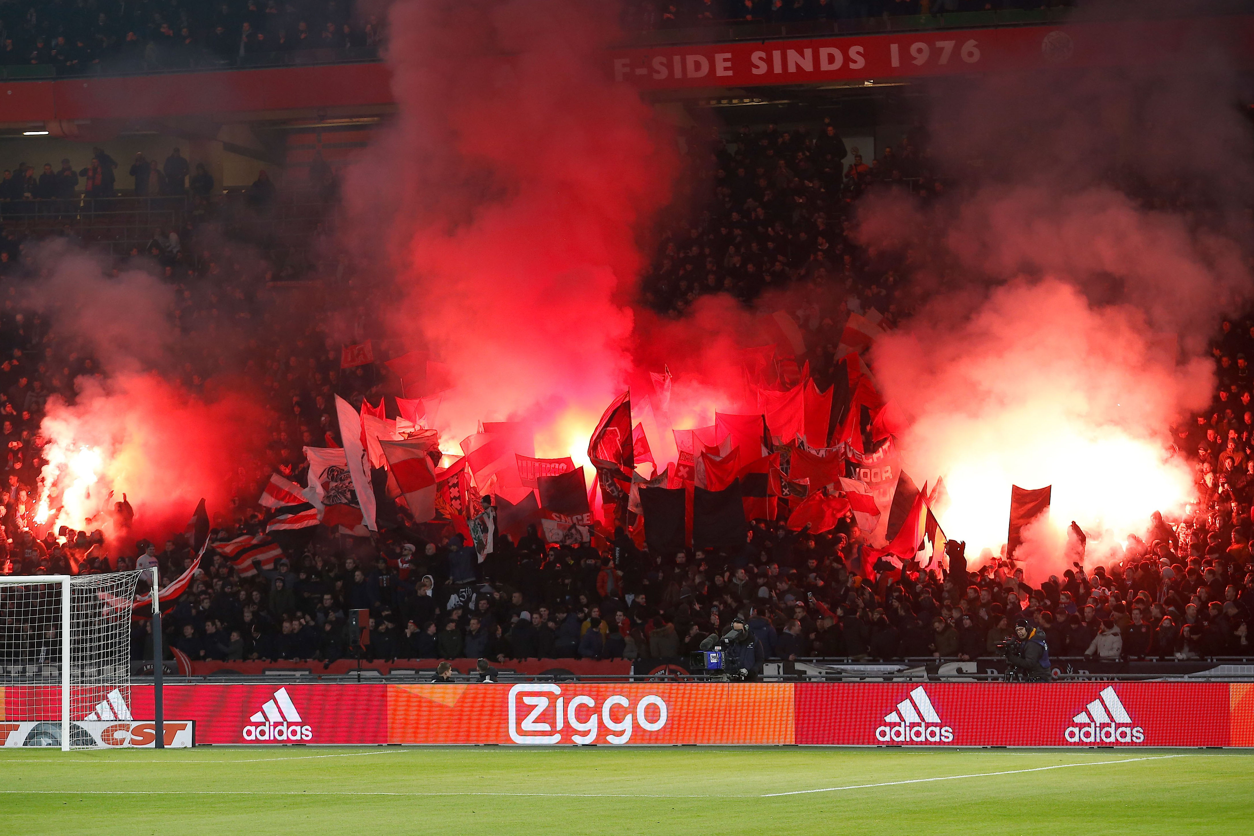 Laatste waarschuwing van KNVB voor F-side na afsteken vuurwerk - Supportersvereniging Ajax
