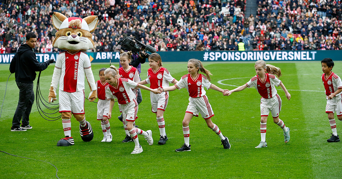 Word mascotte bij fandag voor Ajax Vrouwen!