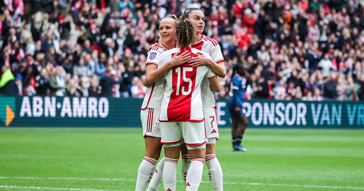 Ajax Vrouwen wint in Johan Cruijff Arena overtuigend van Feyenoord