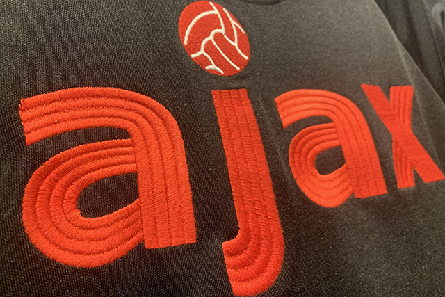Ajax lanceert nieuwe kledinglijn met oude logo en letters De Meer