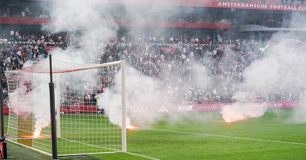 Klassieker definitief gestaakt na vuurwerk op het veld…