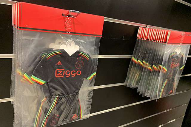 Ajax lanceert speciale rasta-kledinglijn bij derde shirt