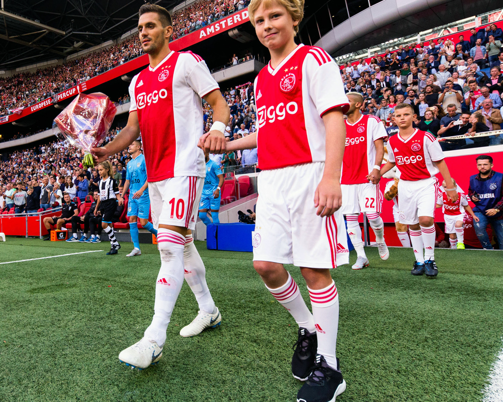 Tunnel Club van Ajax moet klaar zijn bij eerste thuisduel 2019 ...