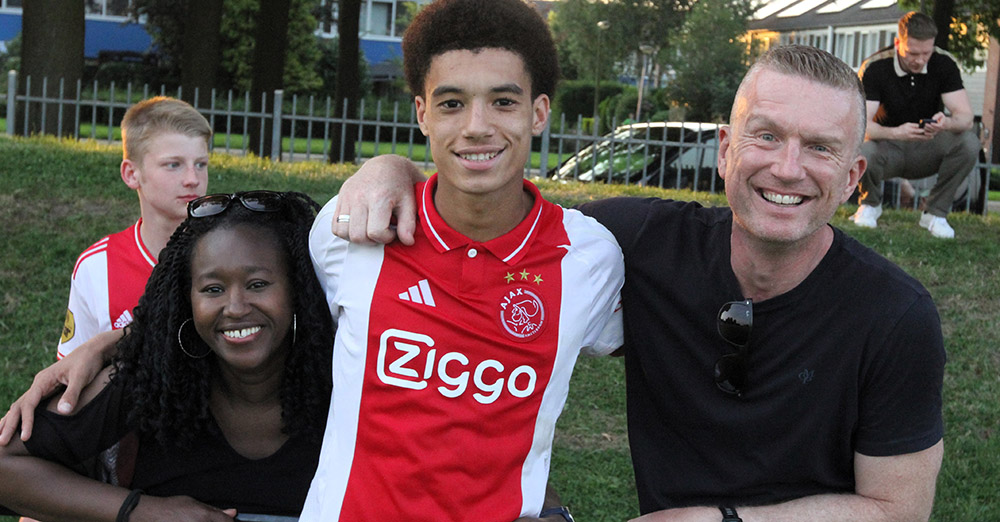 Bouwman en zijn ouders op hoofdplaat van fotoverslag Ajax - Al-Wasl
