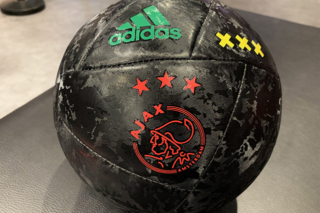 Ajax lanceert speciale rasta-kledinglijn bij derde shirt
